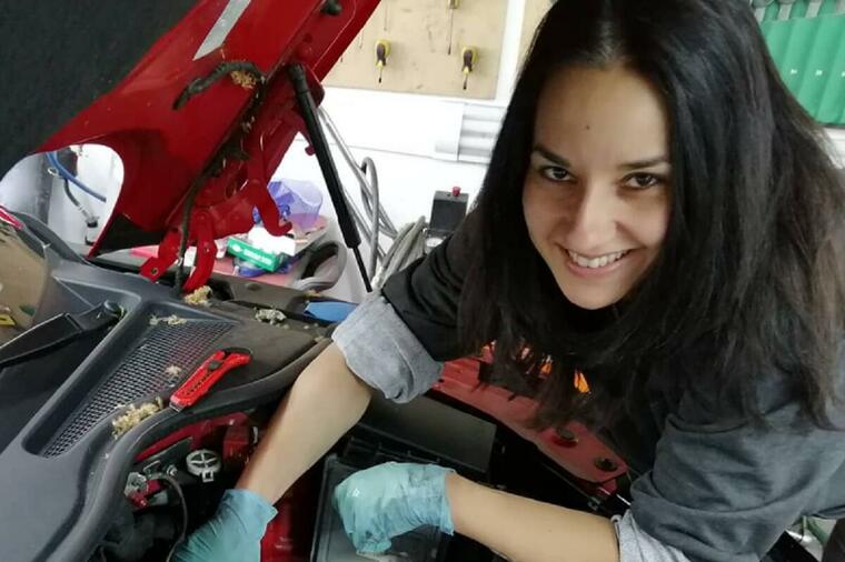 STANISLAVA JE JEDINA ŽENA MEHANIČAR SA FAKULTETSKOM DIPLOMOM U SRBIJI ...