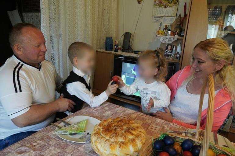 ALBANKA SE PRE 8 GODINA UDALA ZA SRBINA, SLAVE USKRS, decu uče našim OBIČAJIMA!