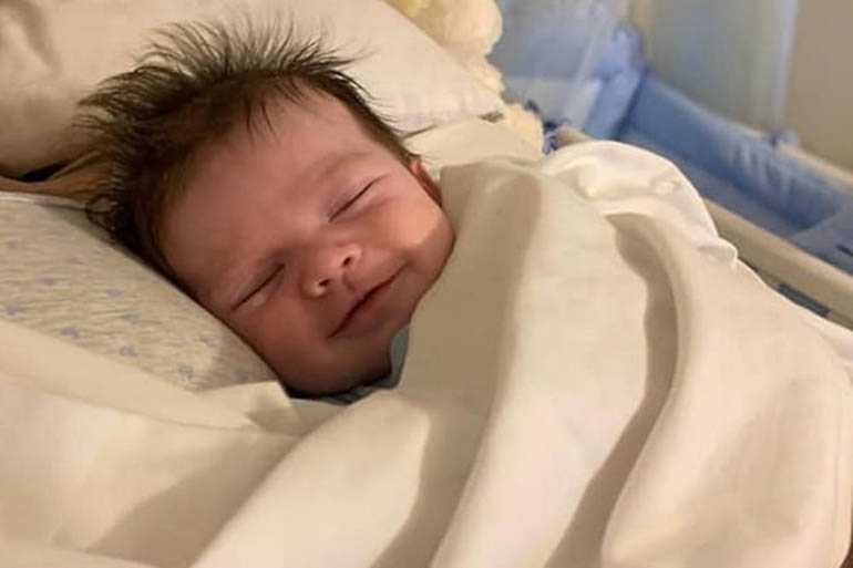 BEBA SE SMEJE U NARUČJU MAJKE, NE ZNAJUĆI KAKAV JE UŽAS ČEKA: Potresna ...